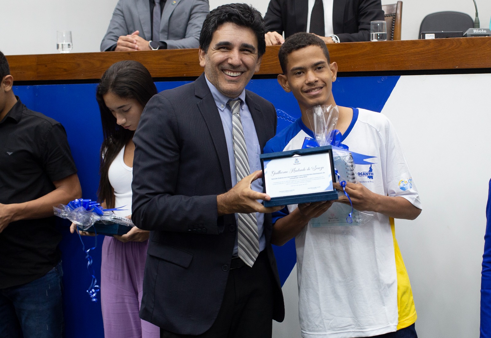 Professor Júnior Geo homenageia estudantes em sessão solene na ...